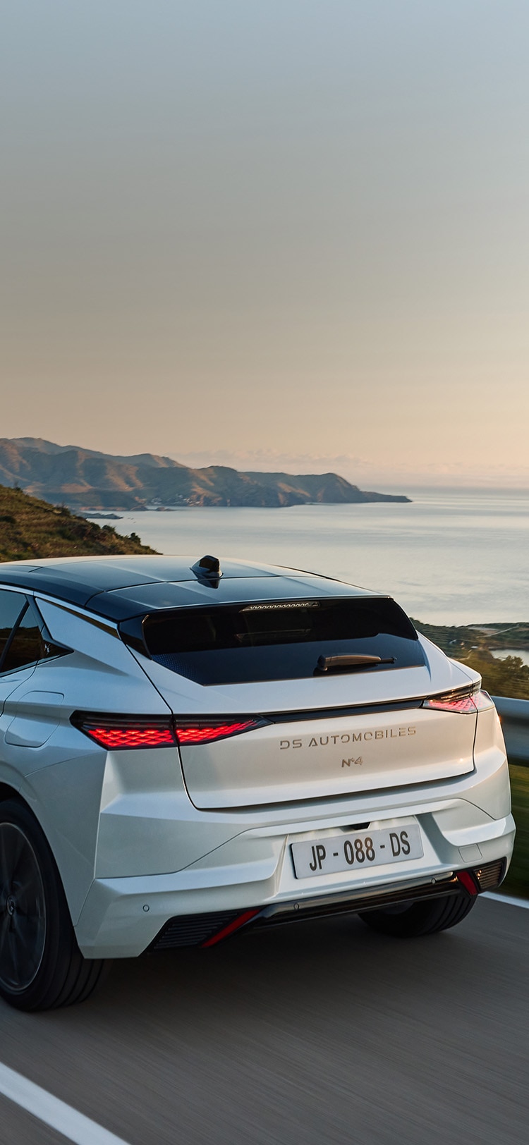 DS N°4 | Plug-in Hybrid | DS Automobiles AT